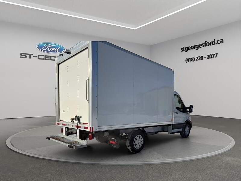 Ford Transit-Chassis-Cab T-250 CUBE 12 PIEDS BOITE TRANSIT AVEC RAMPE TOUT EQUIPÉ 2023 usagé à ...